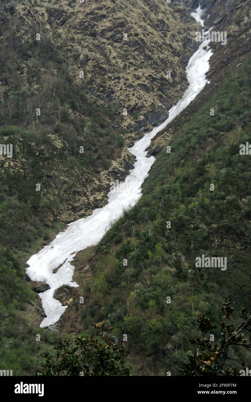 Natural view of melting the ice between mountains in the countryside ...