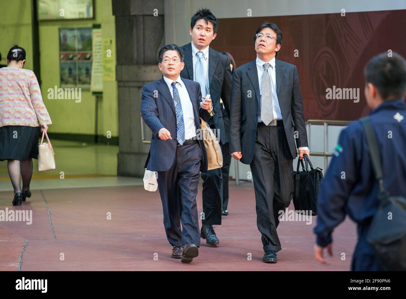 Japan suits ginza hi-res stock photography and images - Alamy