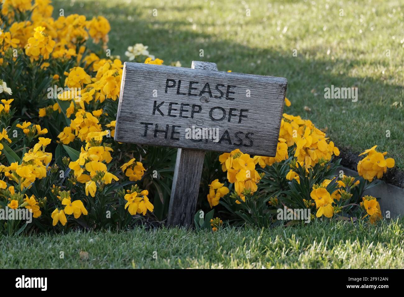 A polite notice in a bedding display close to Buckingham Palace ...
