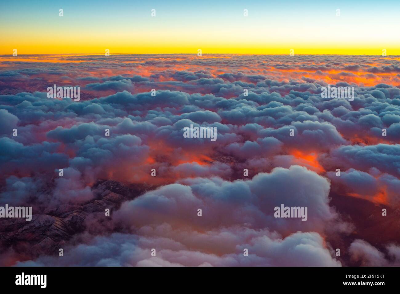 Above the cloud cover hi-res stock photography and images - Alamy