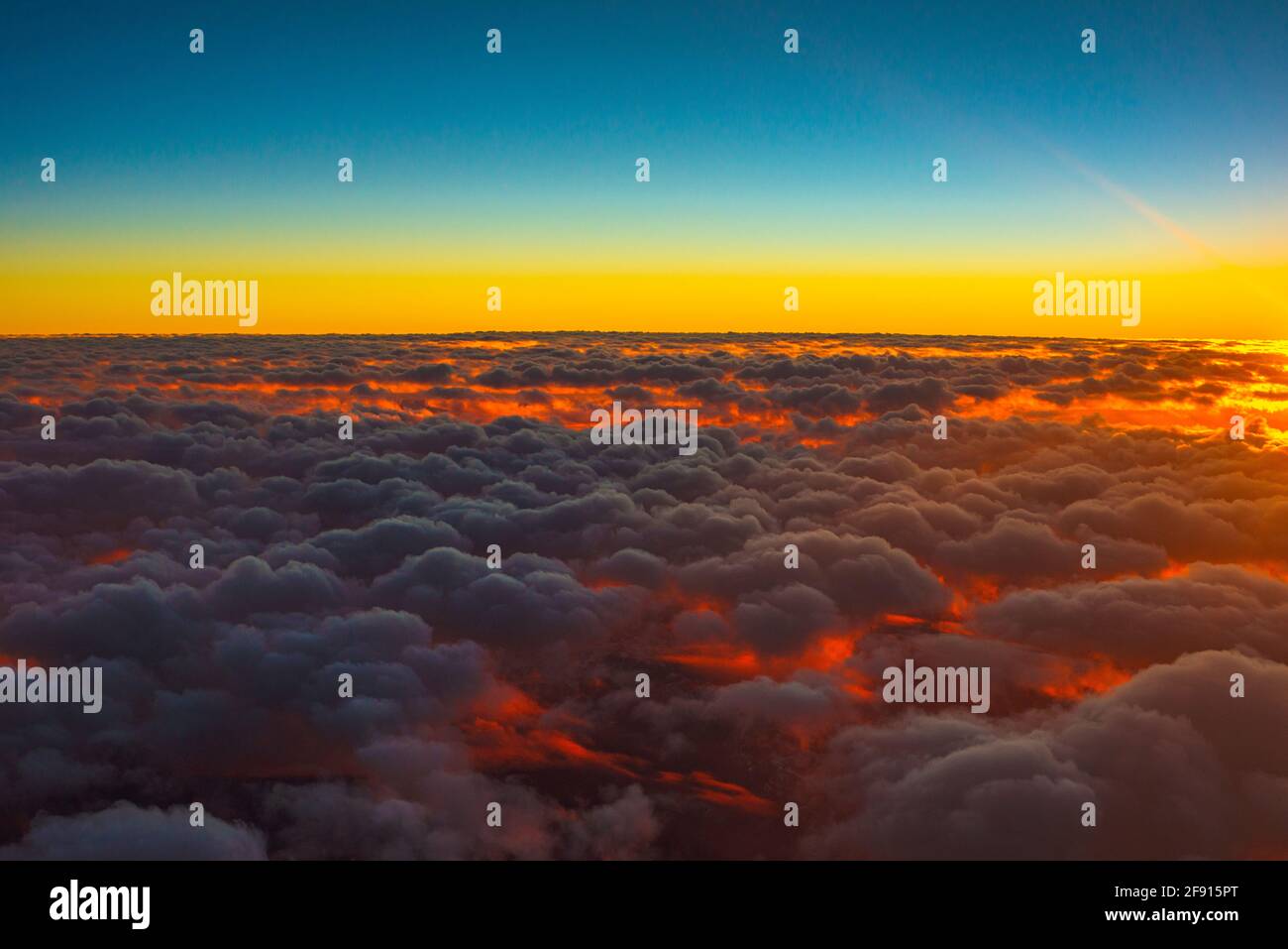 Above the cloud cover hi-res stock photography and images - Alamy