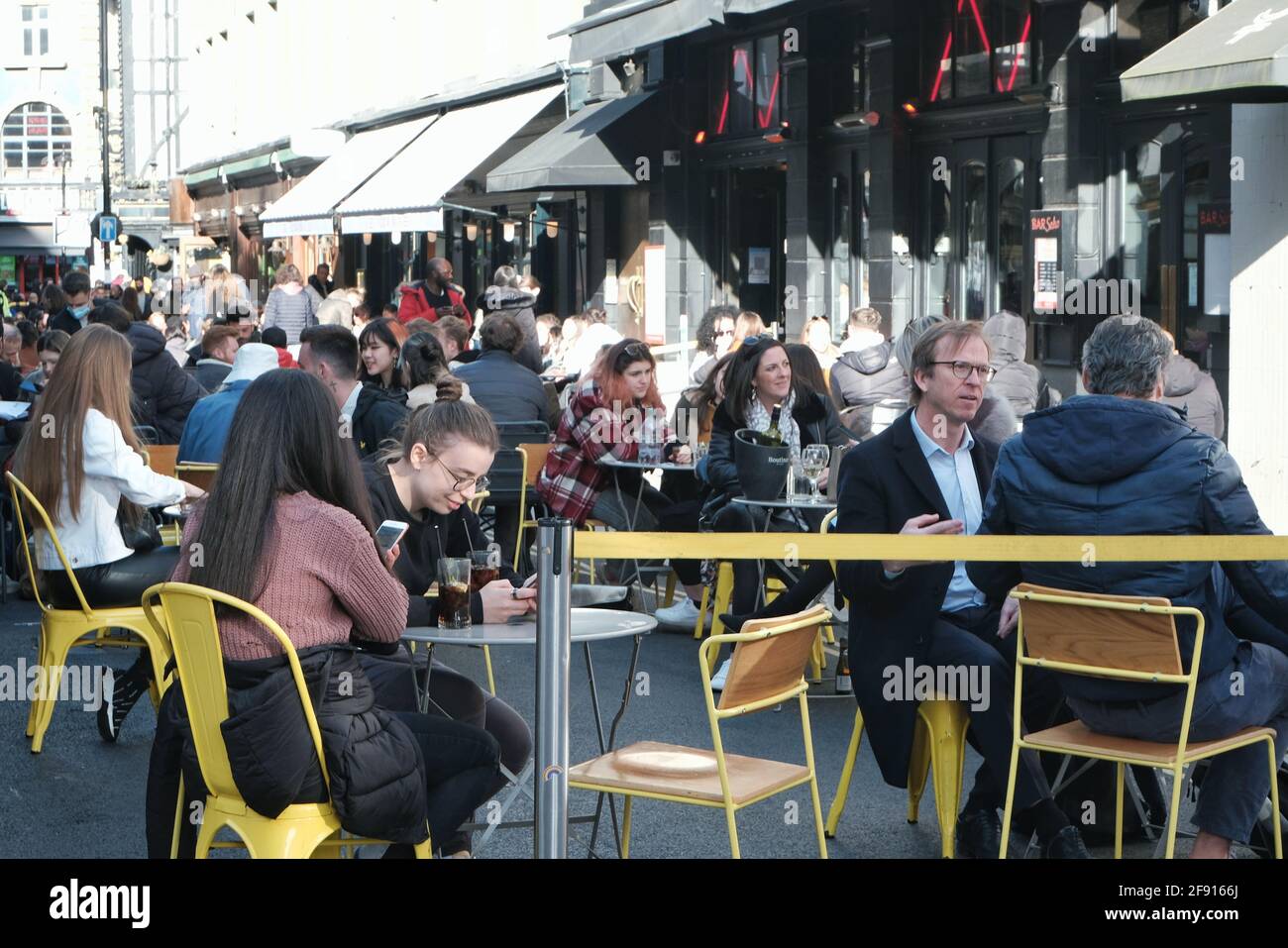 Pedestrianised seating area hi-res stock photography and images - Alamy