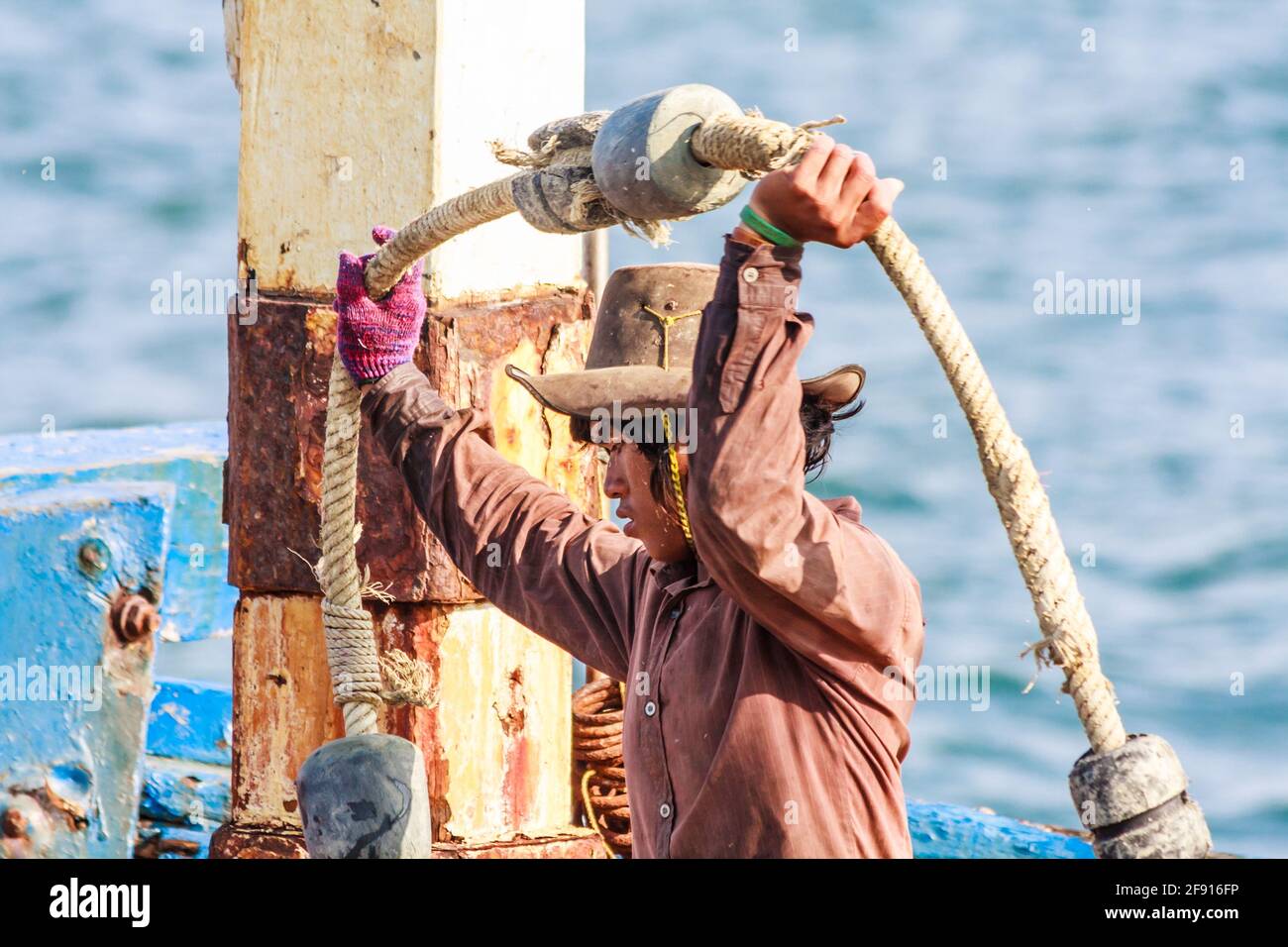 Slave labour hi-res stock photography and images - Alamy