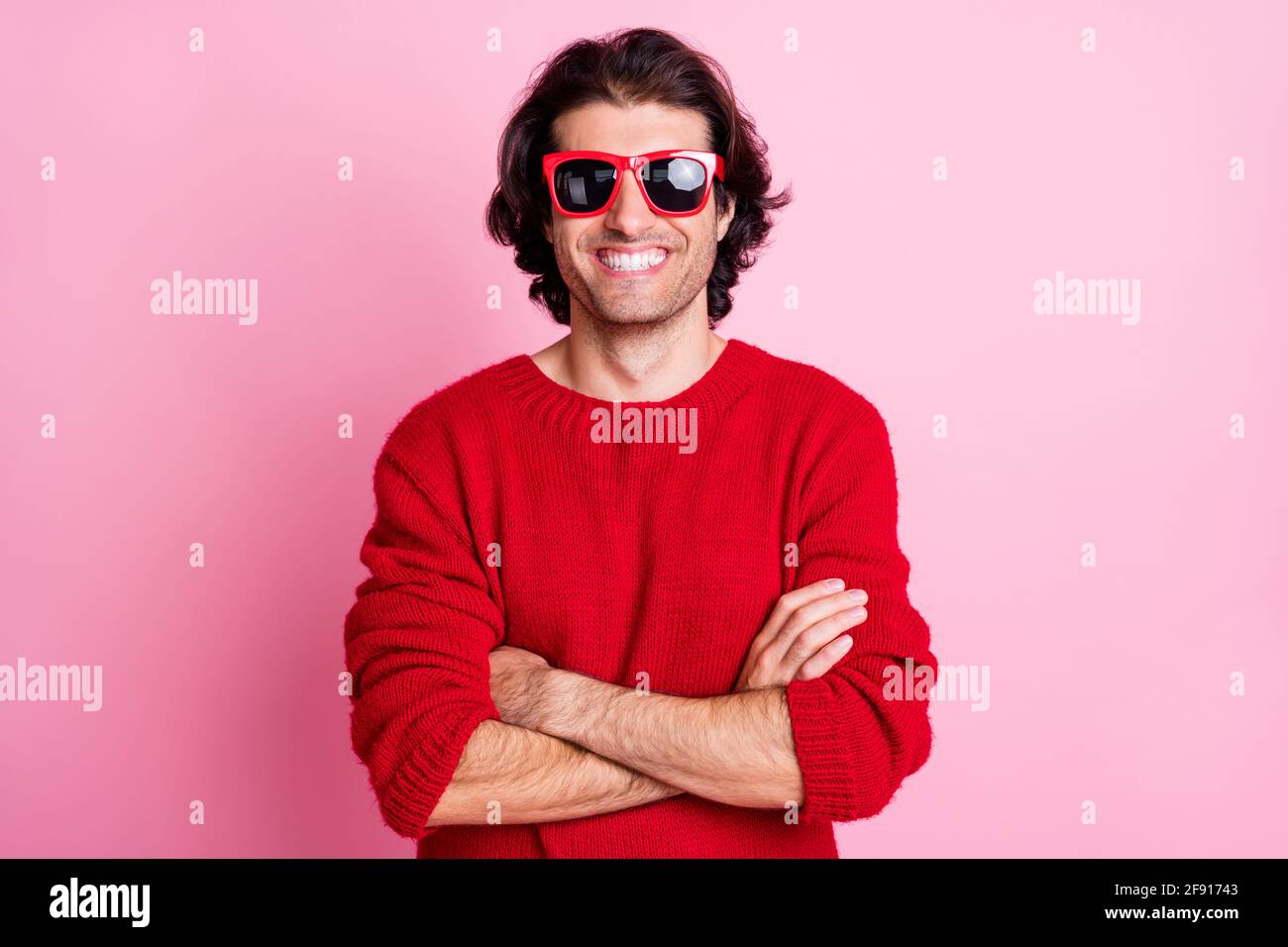 Photo portrait of cofident man with crossed arms wearing sunglasses ...