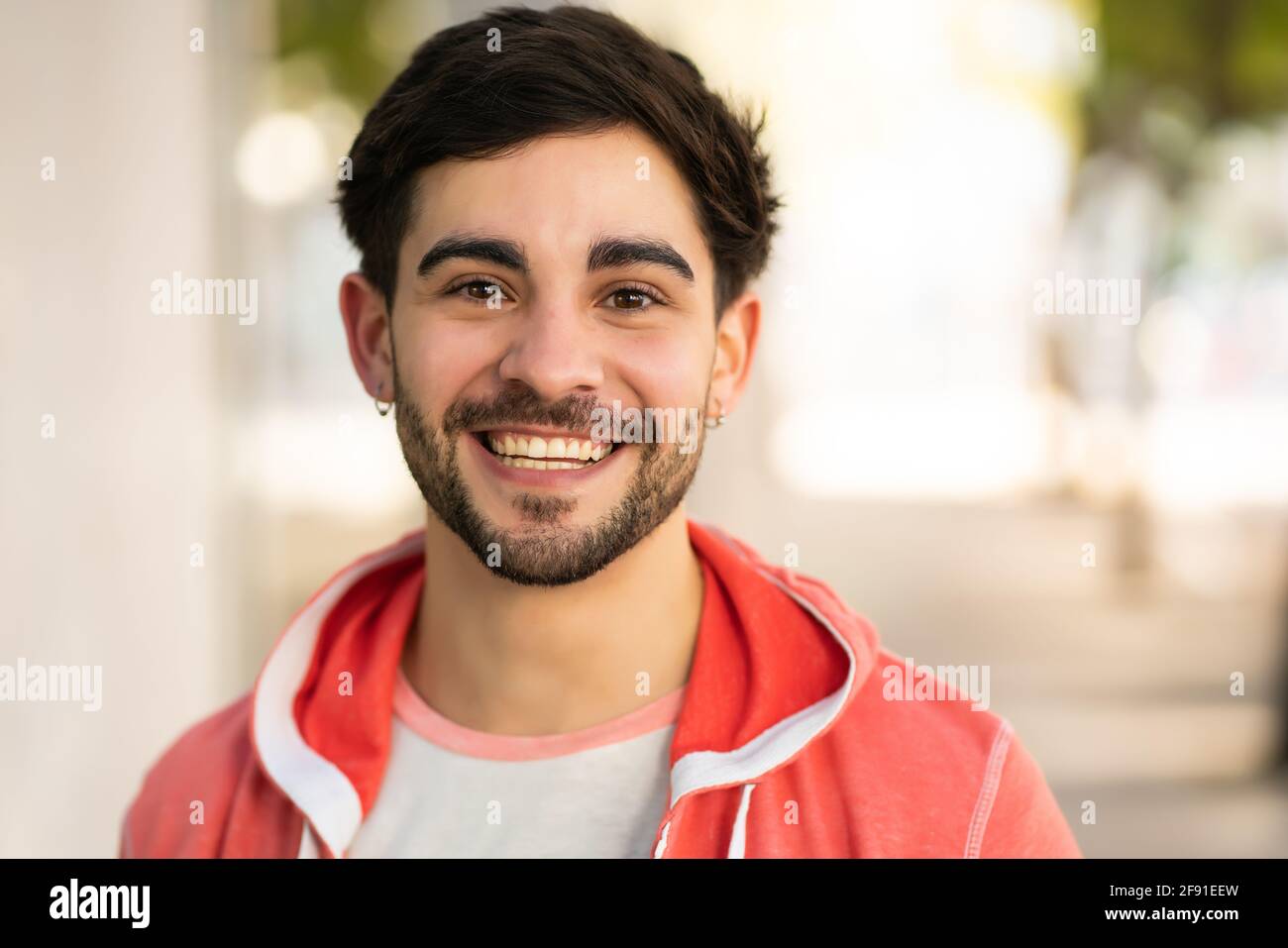 Man smiling outdoors hi-res stock photography and images - Alamy