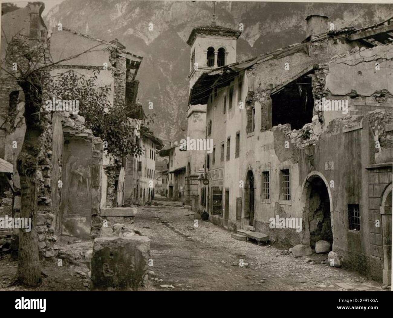 Straße in Dogna Stock Photo - Alamy