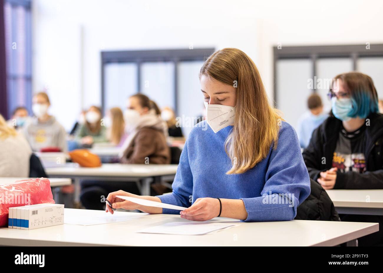 Wedemark, Germany. 15th Apr, 2021. Pupils take part in the Abitur ...