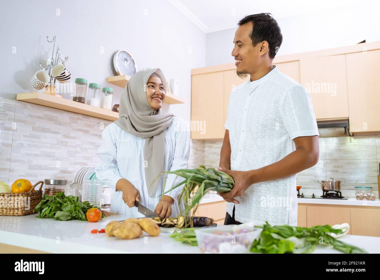 happy muslim couple cooking together in the kitchen Stock Photo - Alamy