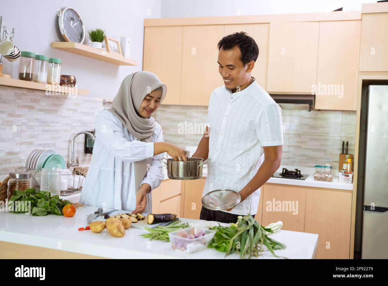happy muslim couple cooking together in the kitchen Stock Photo - Alamy