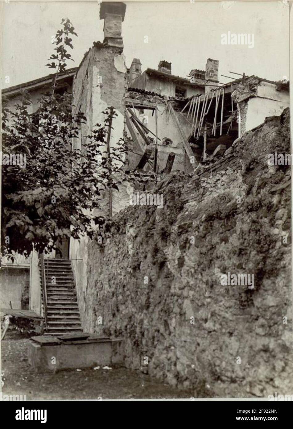 War damaged house hi-res stock photography and images - Alamy