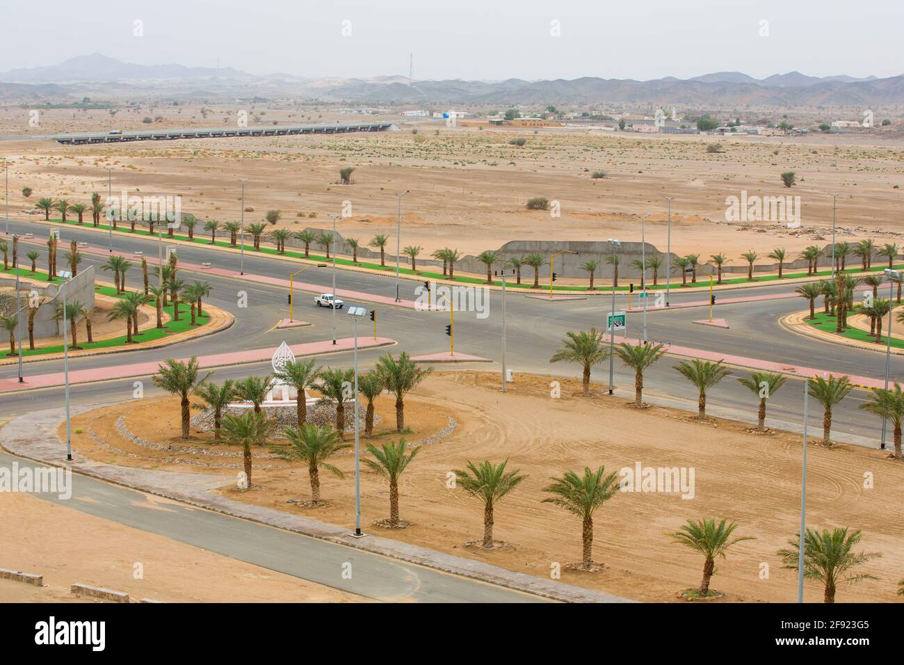 saudi arabian desert road Stock Photo - Alamy