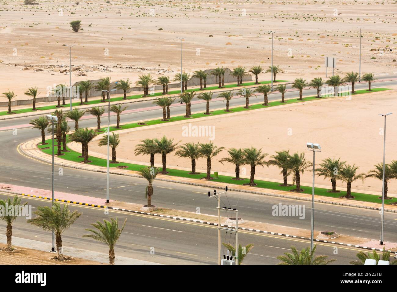 saudi arabian desert road Stock Photo - Alamy