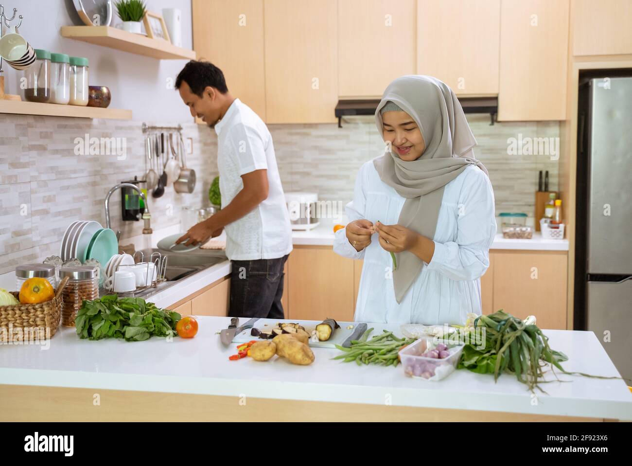 happy muslim couple cooking together in the kitchen Stock Photo - Alamy