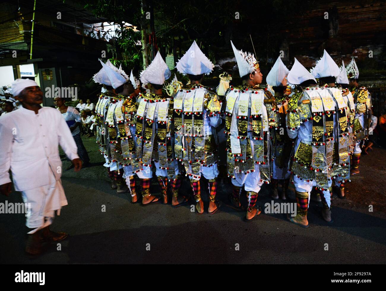 Ubud men dancers hi-res stock photography and images - Alamy