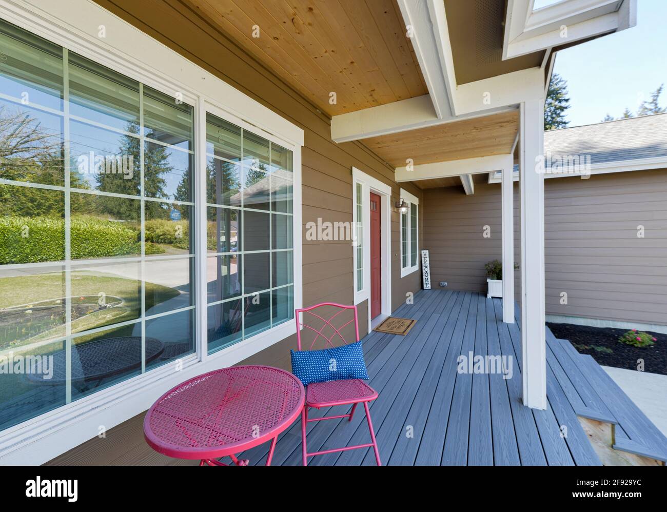 Front patio hi-res stock photography and images - Alamy