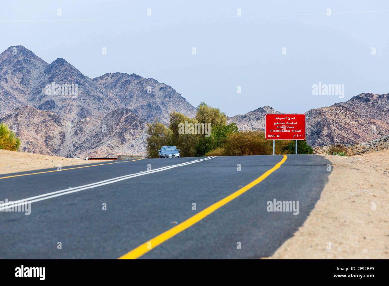 saudi arabian desert road Stock Photo - Alamy