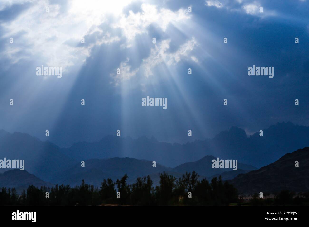 Shining light star lens hi-res stock photography and images - Alamy