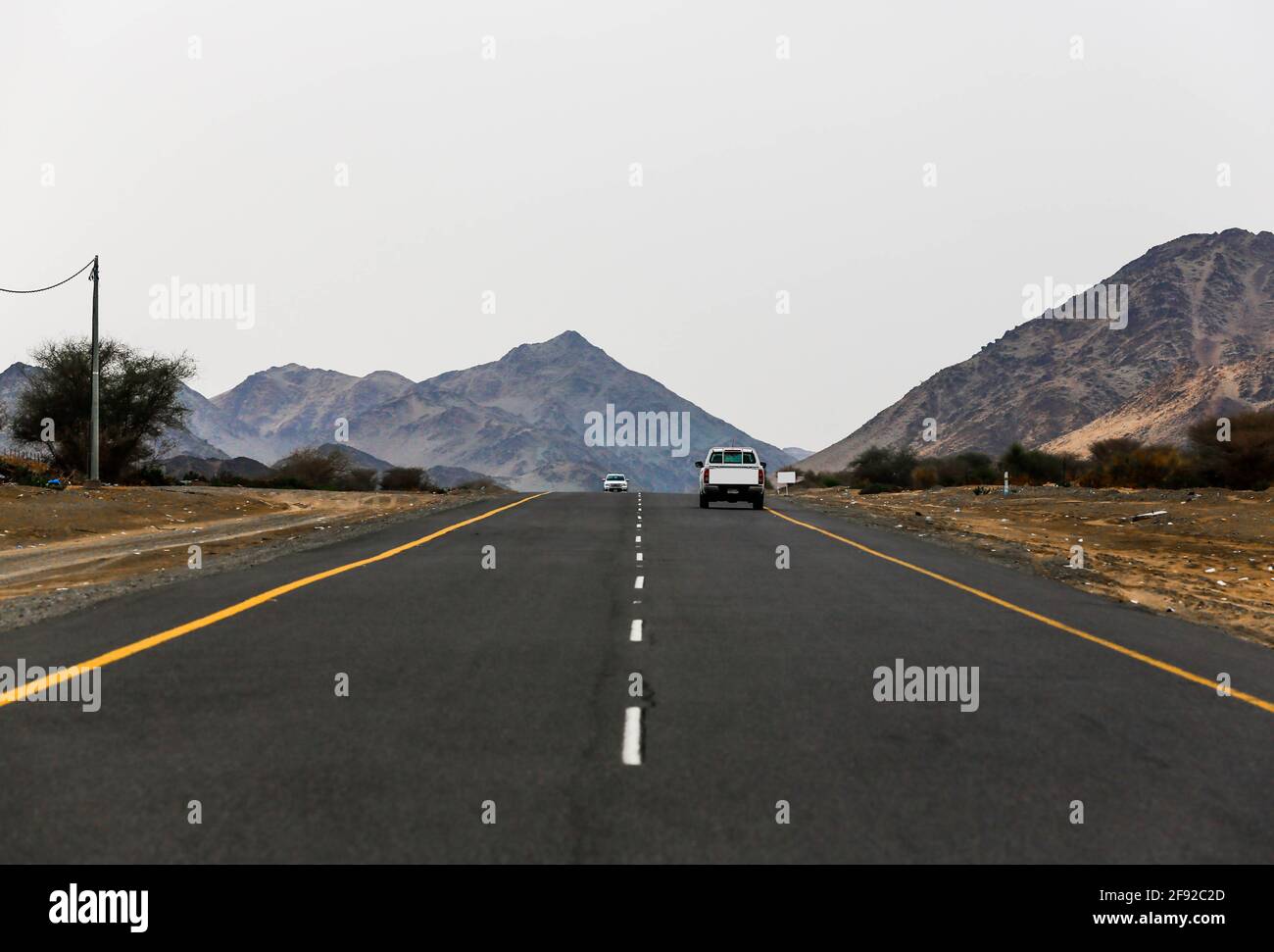 saudi arabian desert road Stock Photo - Alamy