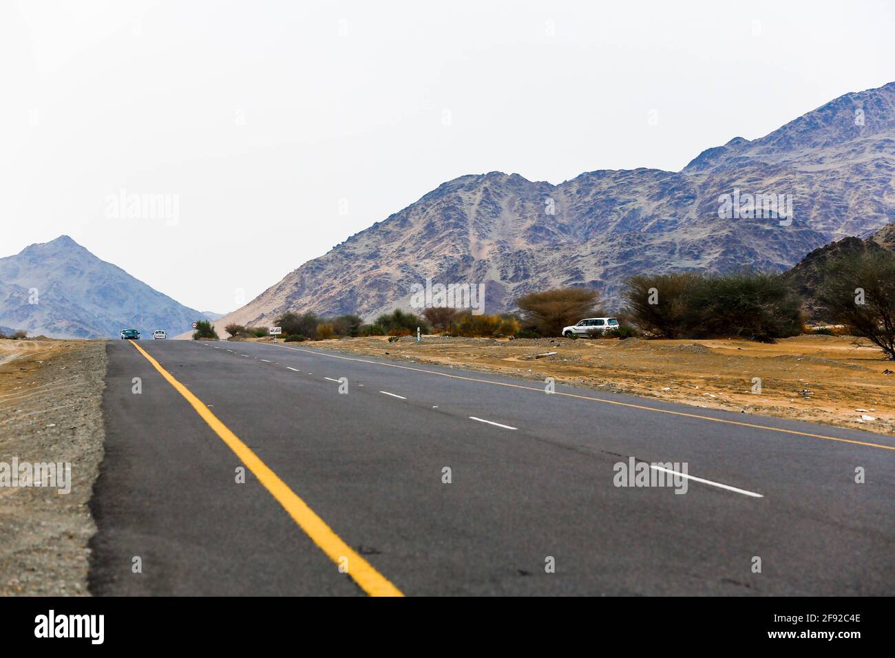 saudi arabian desert road Stock Photo - Alamy