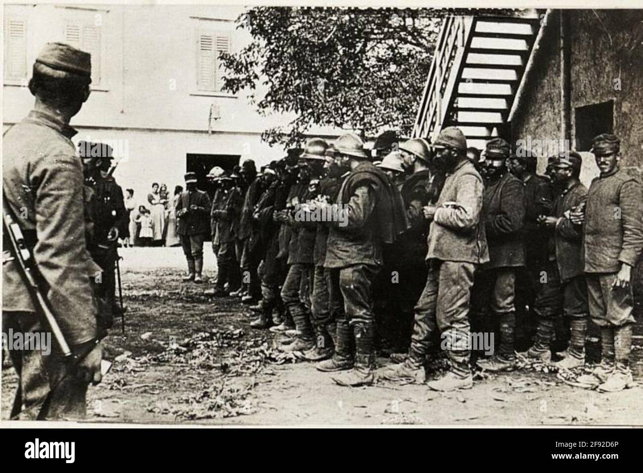Italian prisoners of war from the 8thison clay in Hoidshake Stock Photo ...