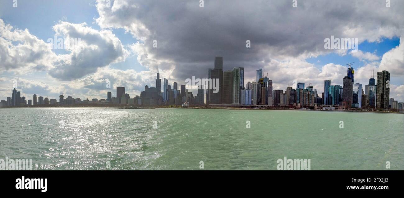 Chicago cityscape in the daytime hi-res stock photography and images ...