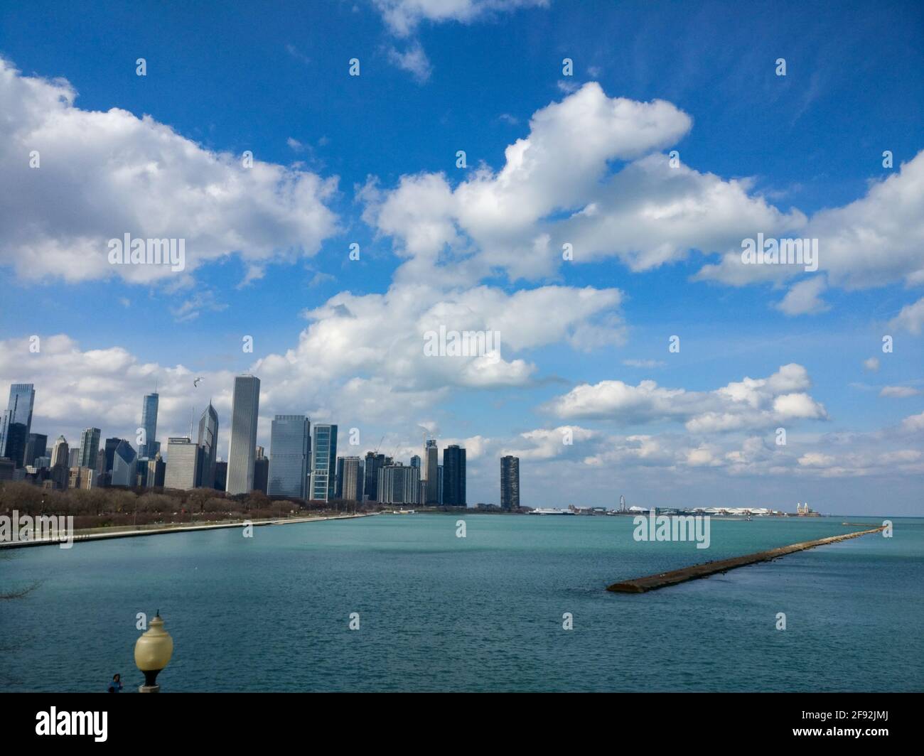 Chicago cityscape in the daytime hi-res stock photography and images ...