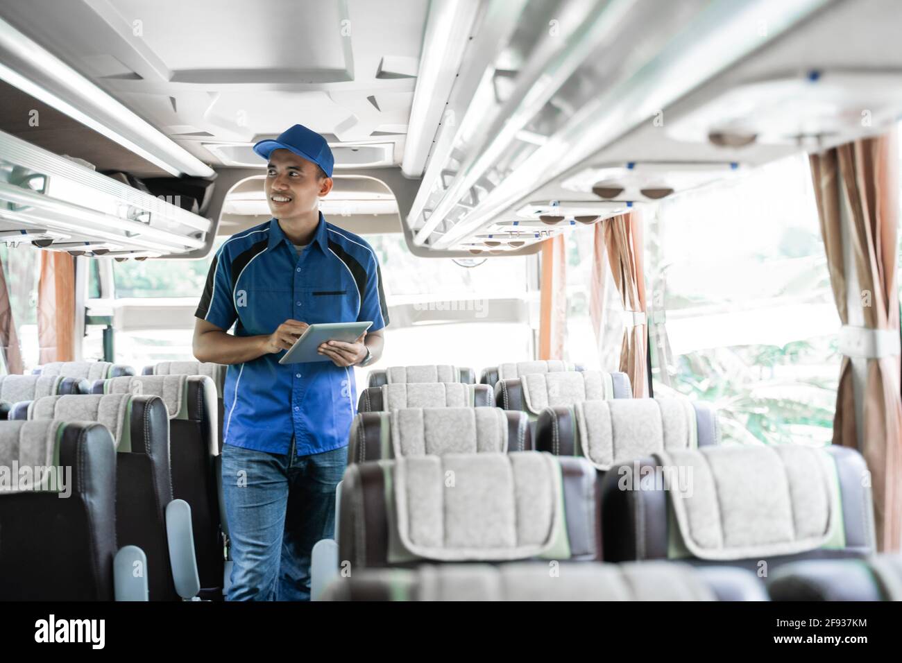 Crew tour bus hi-res stock photography and images - Alamy