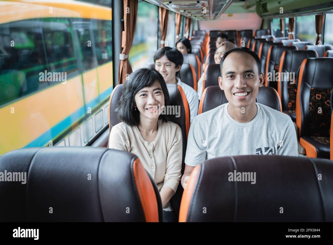 Couple smile bus hi-res stock photography and images - Alamy
