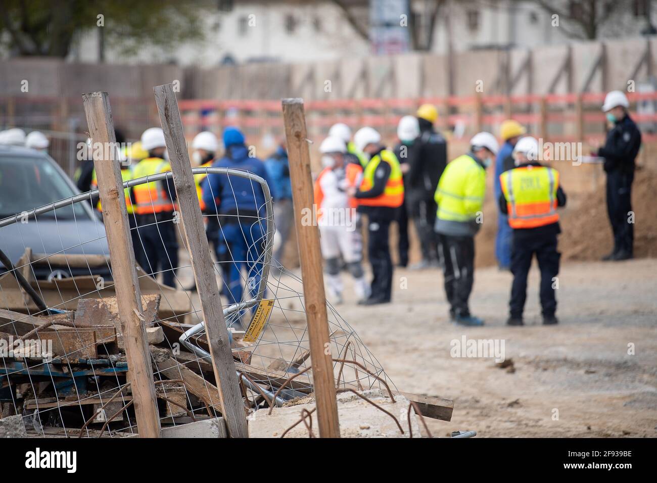 Hessen, Frankfurt/Main. 16 April 2021: Customs employees carry out a ...
