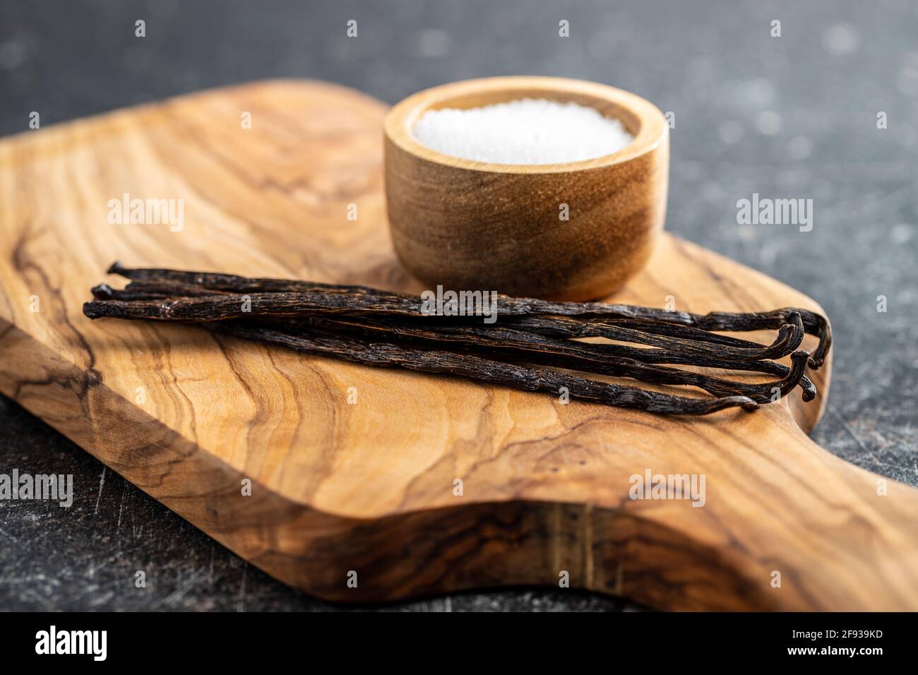 Vanilla pods. Sticks of vanilla and white sugar on cutting board Stock ...