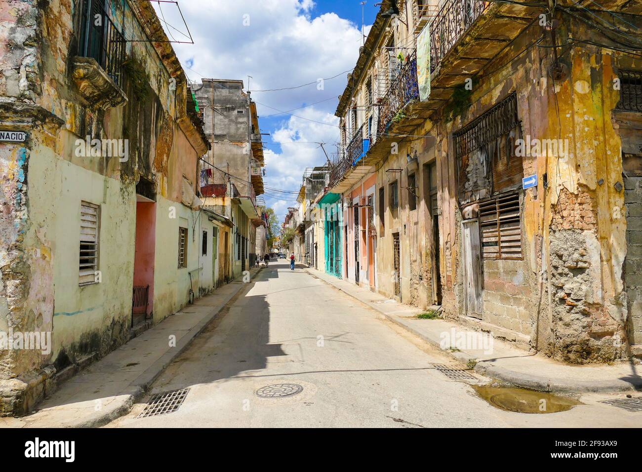 Poor cuban houses hi-res stock photography and images - Alamy