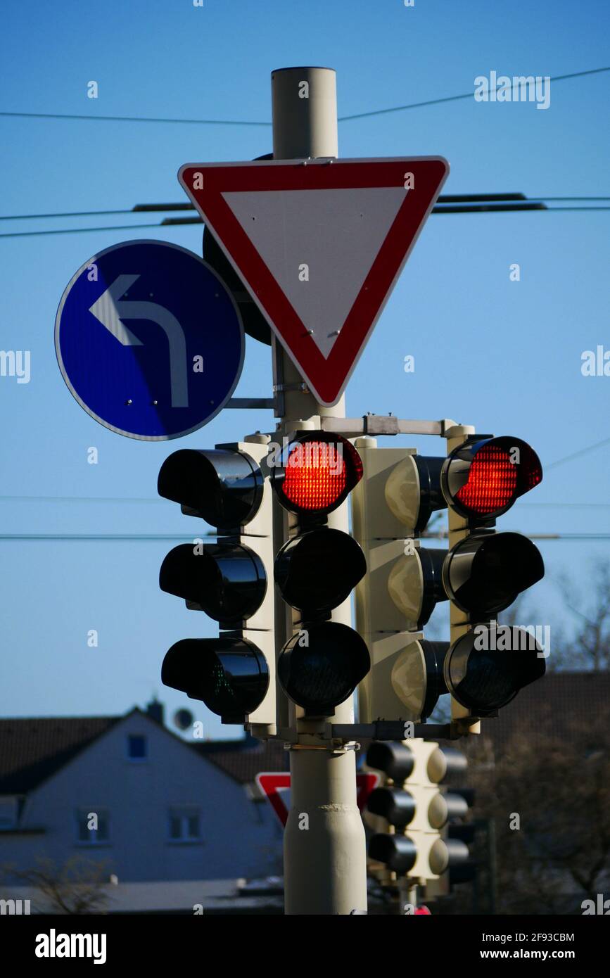 Traffic light with red lights of an crossroads with multiple lanes and ...