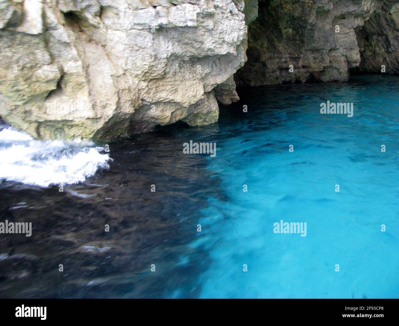 Deep blue sea rocks hi-res stock photography and images - Alamy