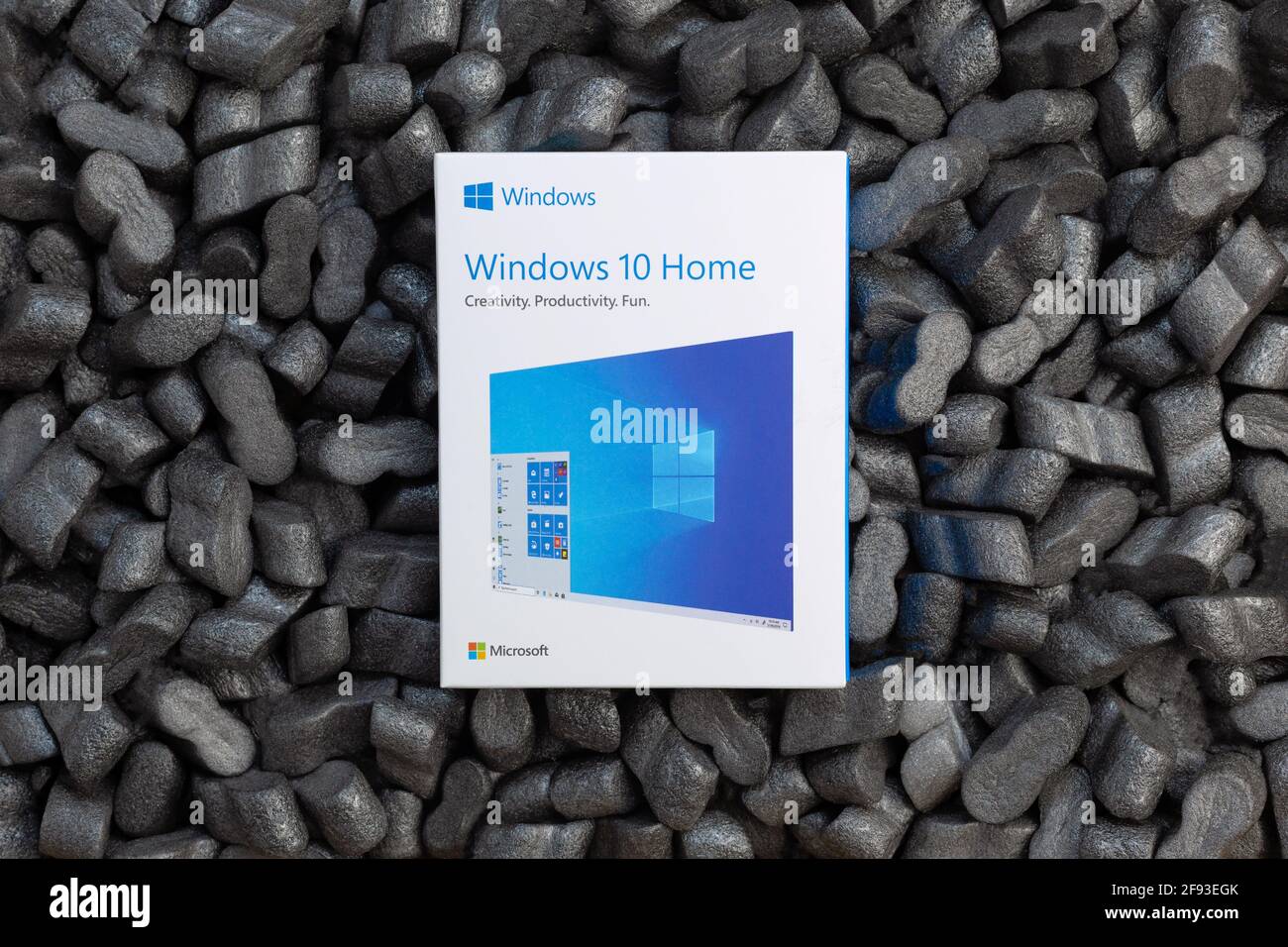 Microsoft windows 10 box hi-res stock photography and images - Alamy