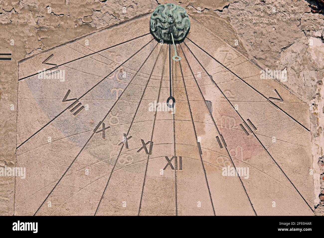 An old sundiall that shows 5 minutes to noon Stock Photo - Alamy