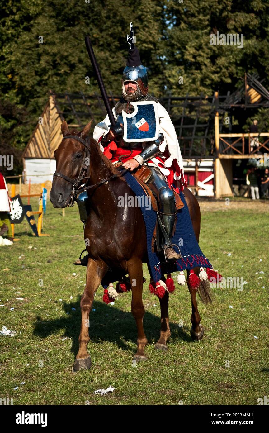 Medieval full plate armour hi-res stock photography and images - Alamy