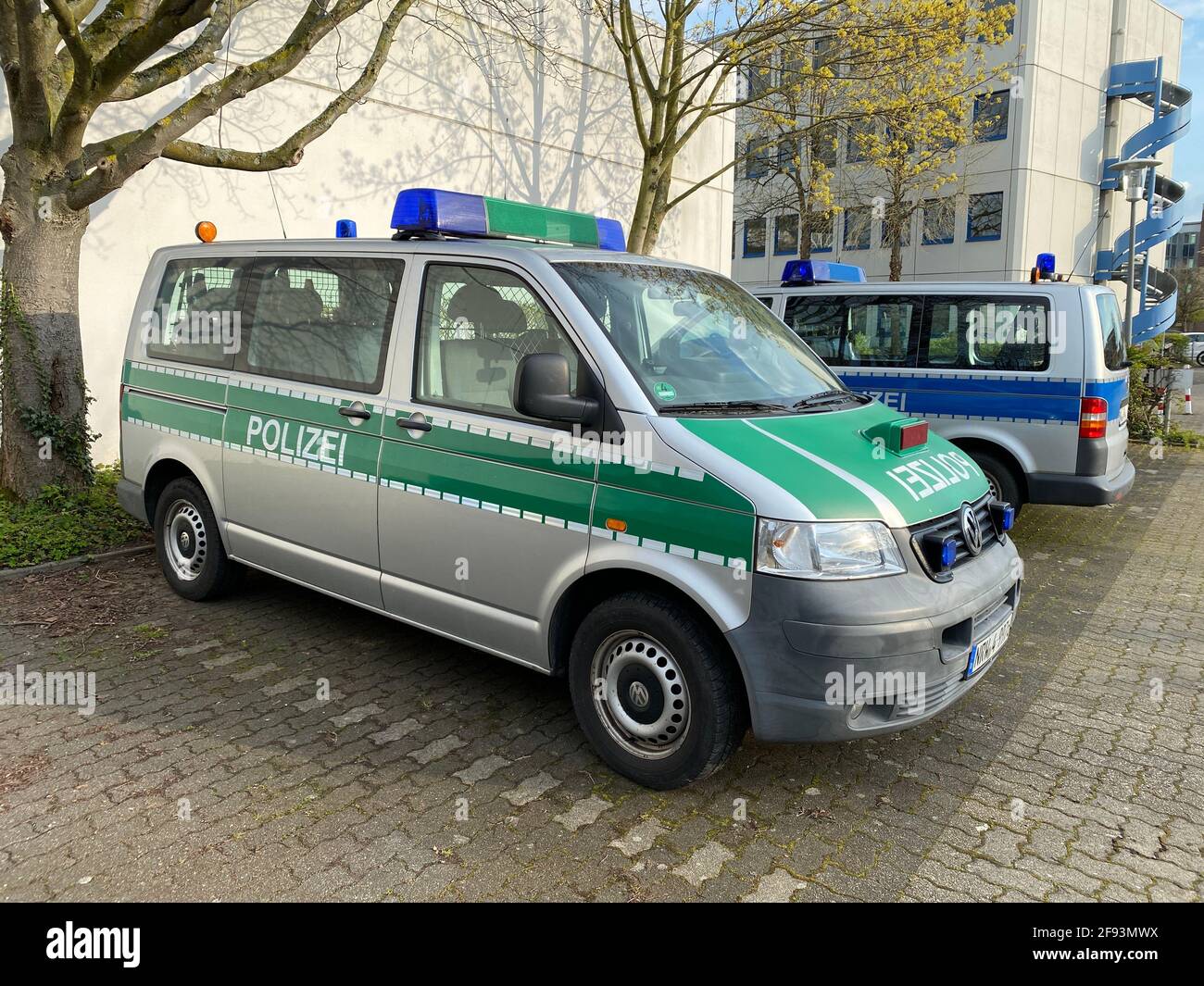 VW Bus T5 der Polizei in Nordrhein-Westfalen. Die älteren Streifenwagen ...