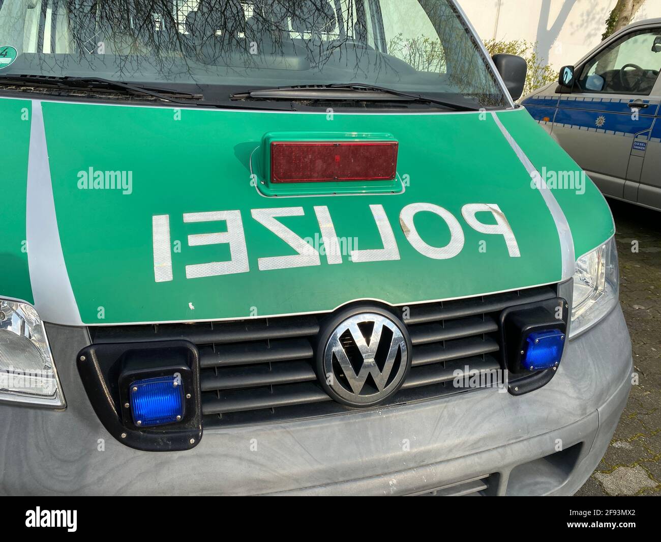 VW Bus T5 der Polizei in Nordrhein-Westfalen. Die älteren Streifenwagen ...