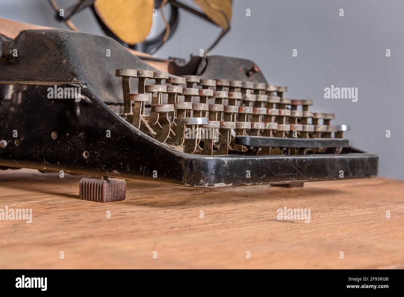 Vintage typewriter side view hi-res stock photography and images - Alamy