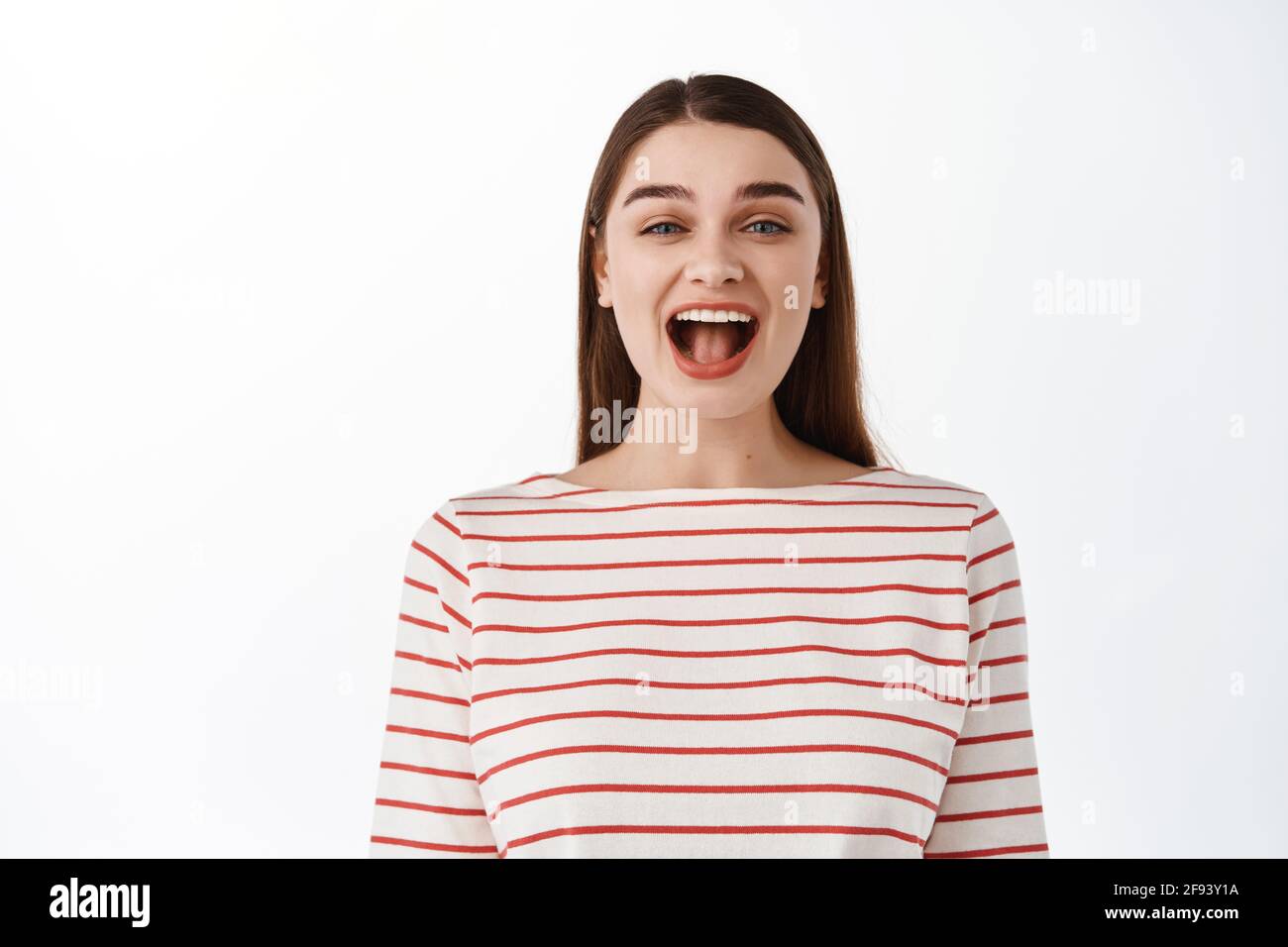 Close up of beautiful woman singing, standing with opened mouth and ...