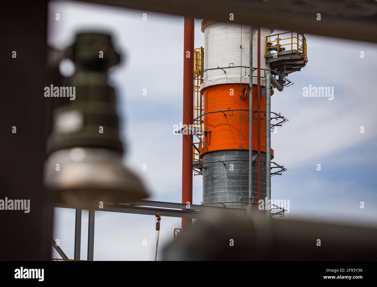 Fractional distillation tower hi-res stock photography and images - Alamy