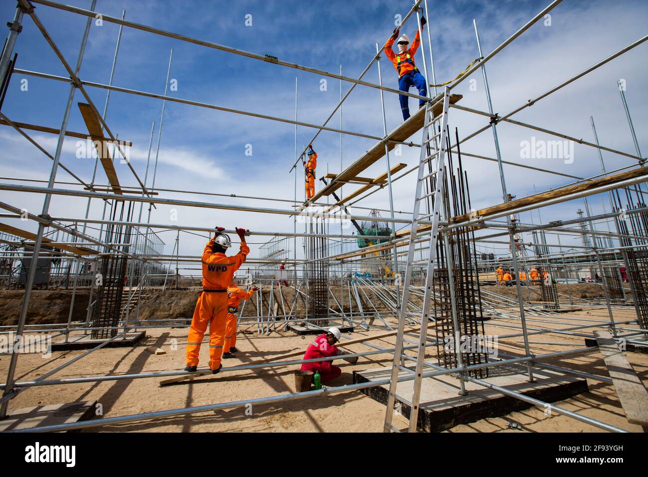 Assembled scaffolding hi-res stock photography and images - Alamy