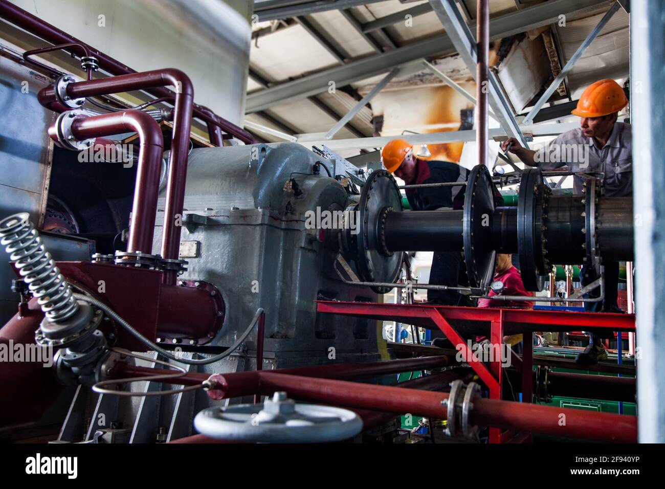 Gas station mechanic hi-res stock photography and images - Alamy
