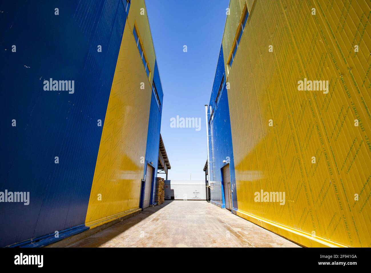 Logistic buildings hi-res stock photography and images - Alamy