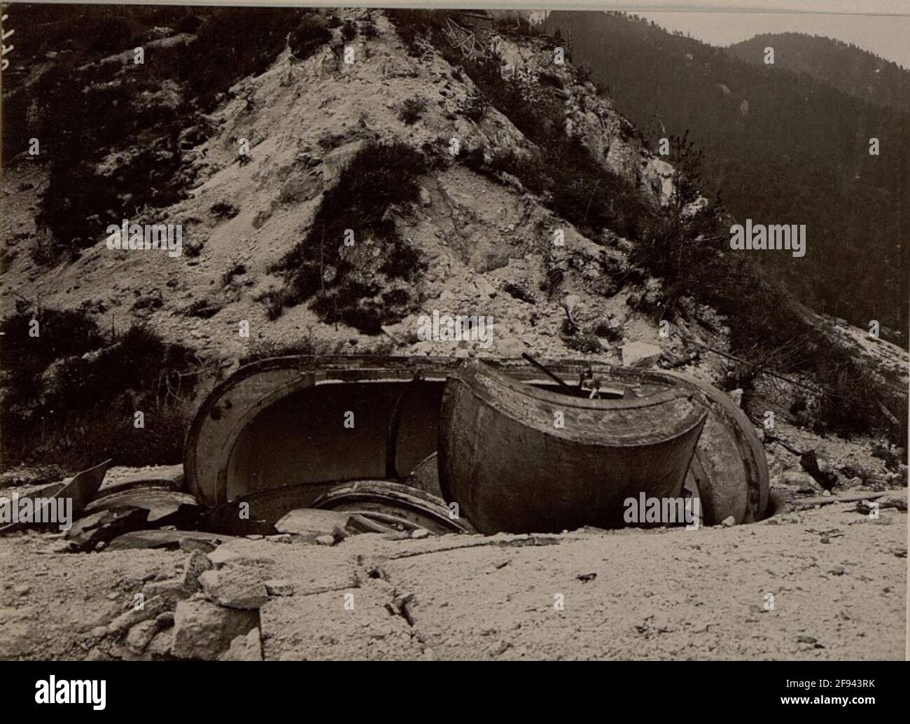 Fort Hensel: Through a hit destroyed armor couple of 12 cm m.80. Cannon ...