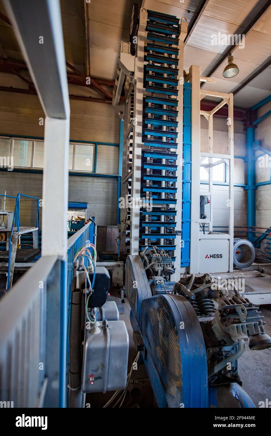 Lift slab hi-res stock photography and images - Alamy