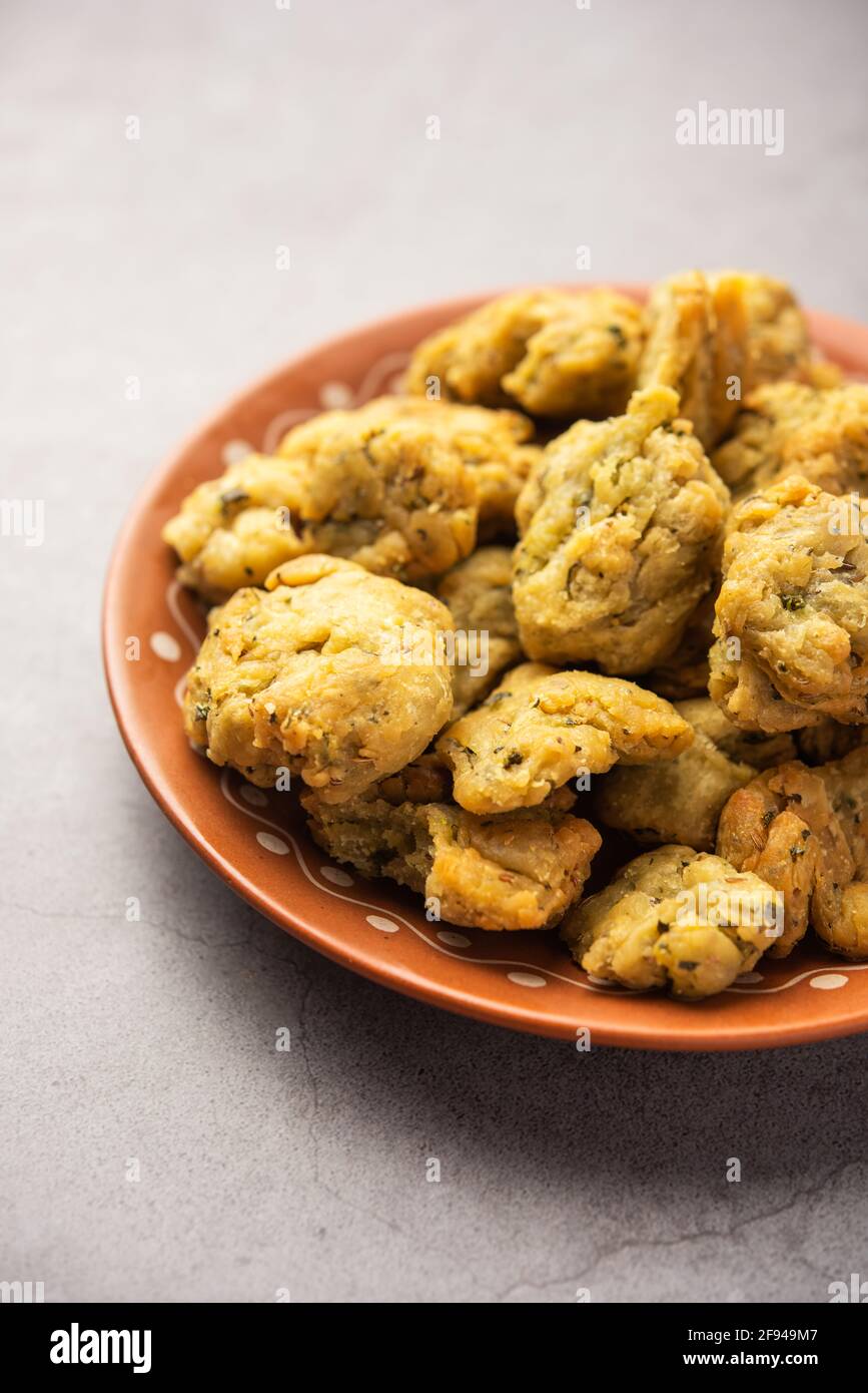 Palak or Methi Mathri - Salted Fenugreek or spinach leaves mixed ...