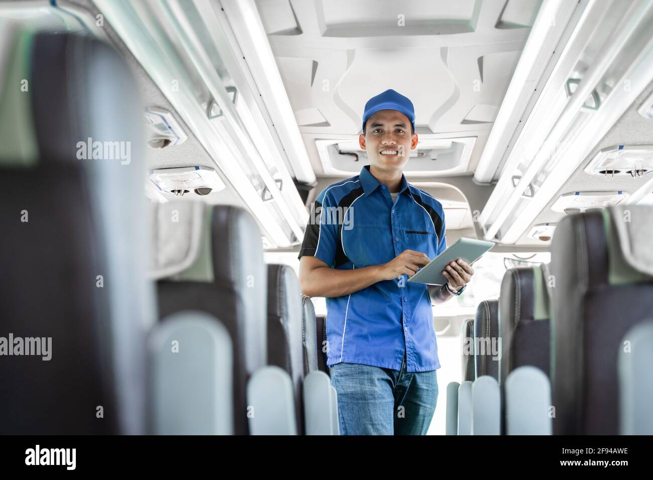 Crew tour bus hi-res stock photography and images - Alamy