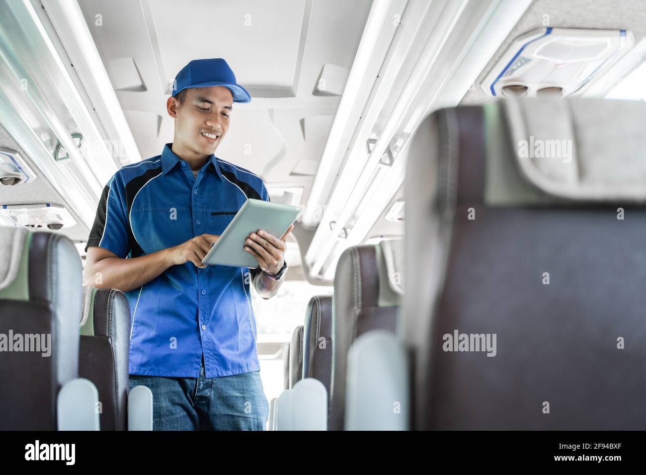 Crew tour bus hi-res stock photography and images - Alamy