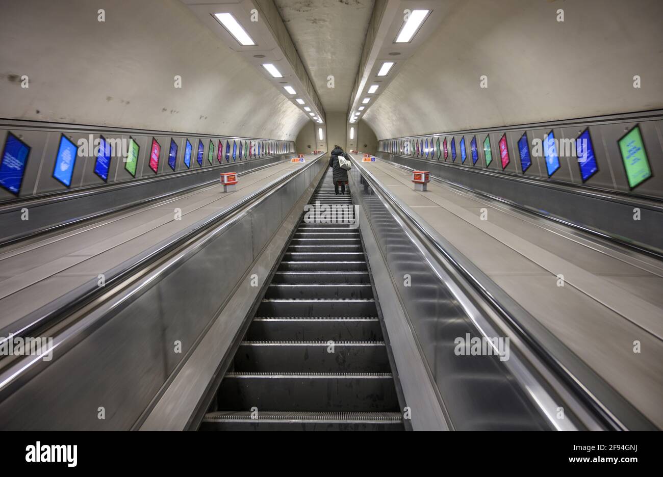 Station footfall hi-res stock photography and images - Alamy